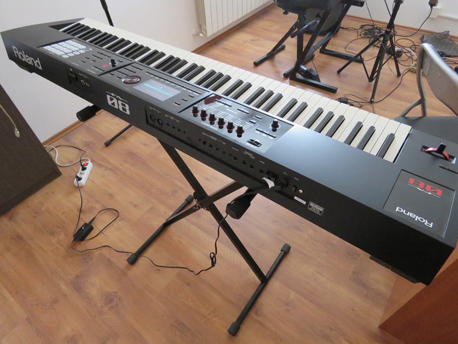 Roland FA08 workstation