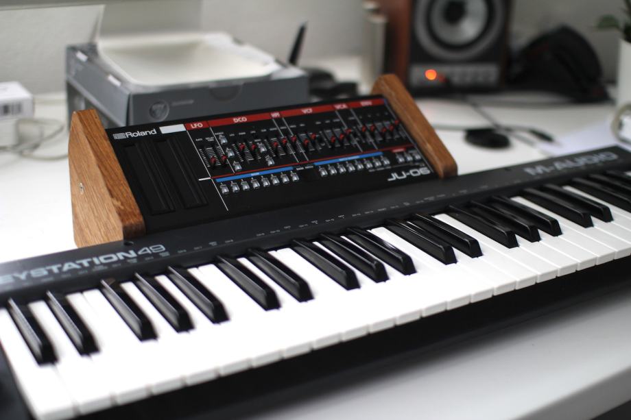 Roland JU-06 + M-Audio KEYSTATION 49 II + drveni stalak (hrast)