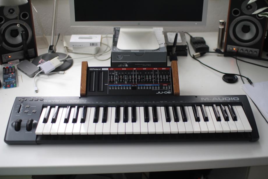 Roland JU-06 + M-Audio KEYSTATION 49 II + drveni stalak (hrast)