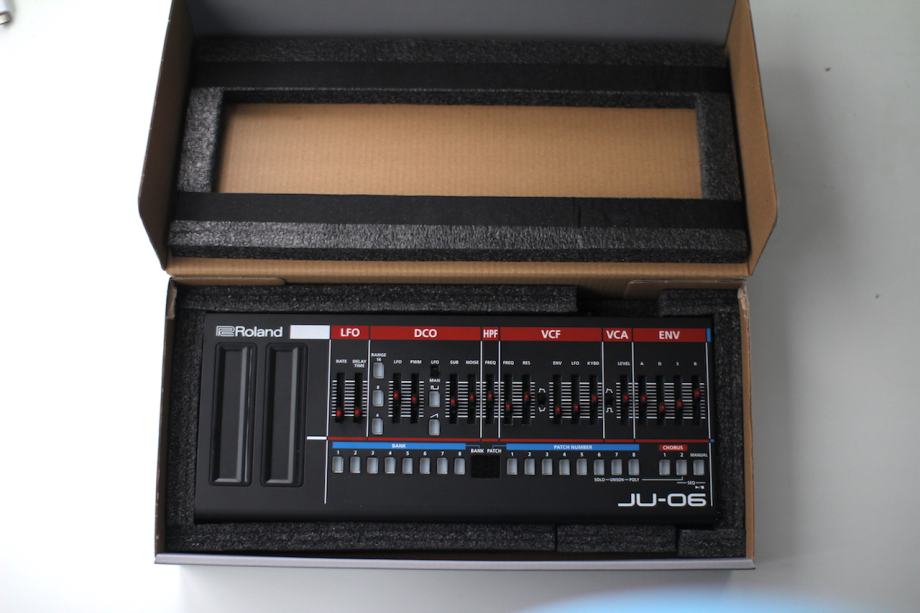 Roland JU-06 + M-Audio KEYSTATION 49 II + drveni stalak (hrast)