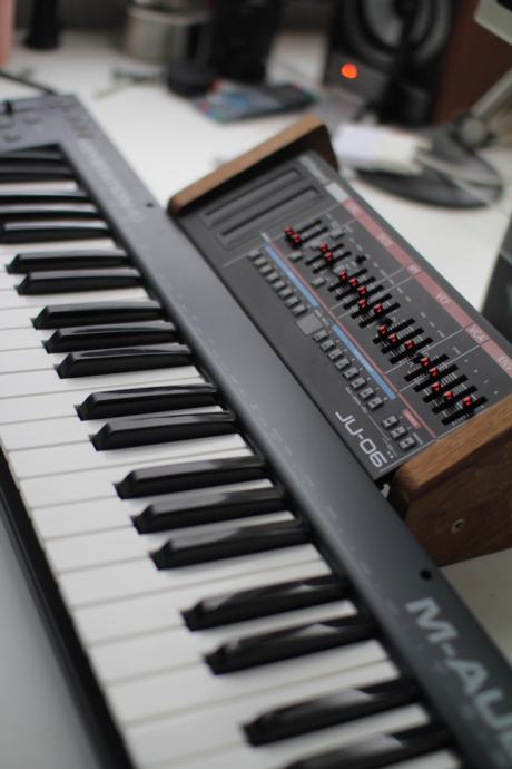 Roland JU-06 + M-Audio KEYSTATION 49 II + drveni stalak (hrast)