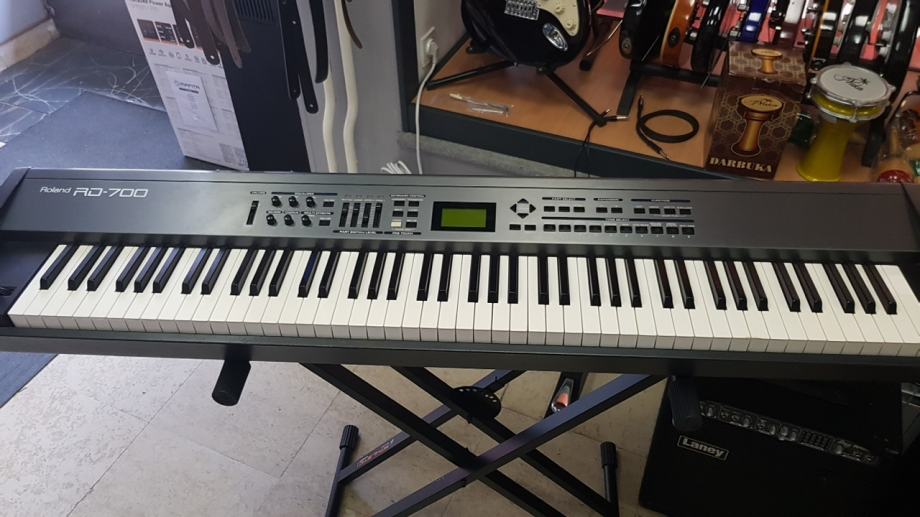 Roland RD-700