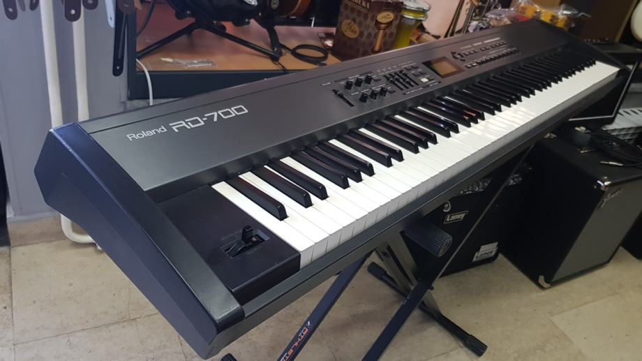 Roland RD-700