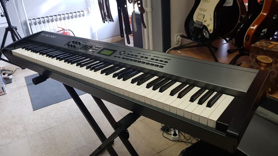 Roland RD-700