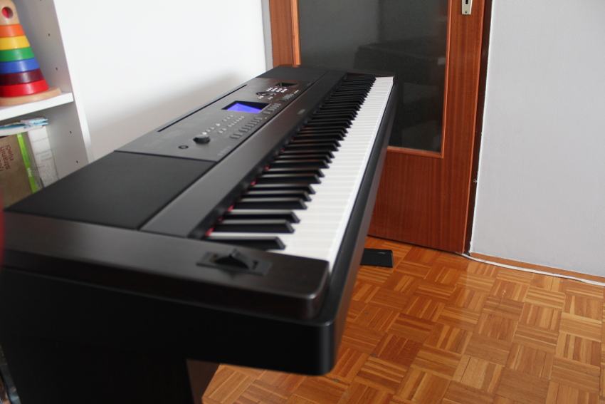 YAMAHA DGX-650 digital piano