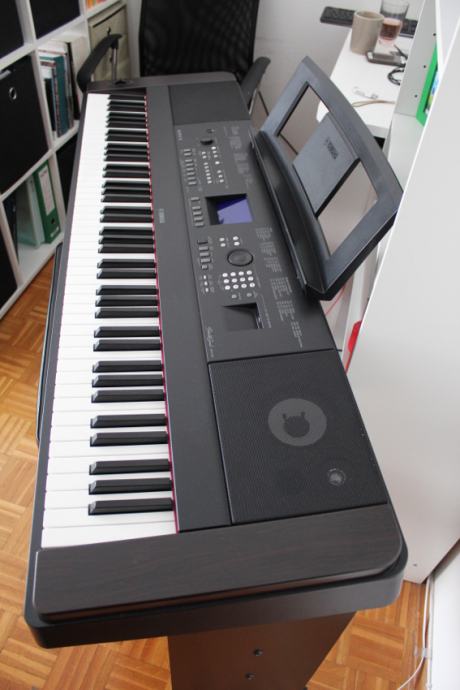 YAMAHA DGX-650 digital piano