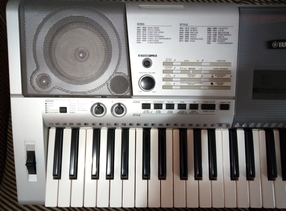 YAMAHA PSR E403 klavijatura (synthesizer)