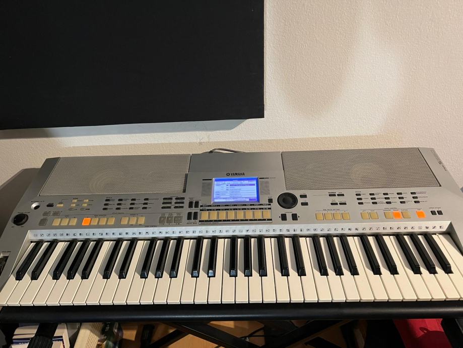 Yamaha PSR S550