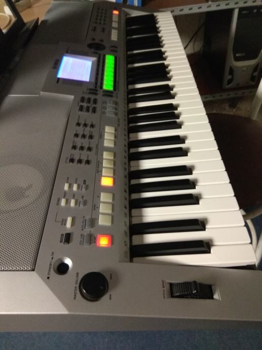 Yamaha psr s550
