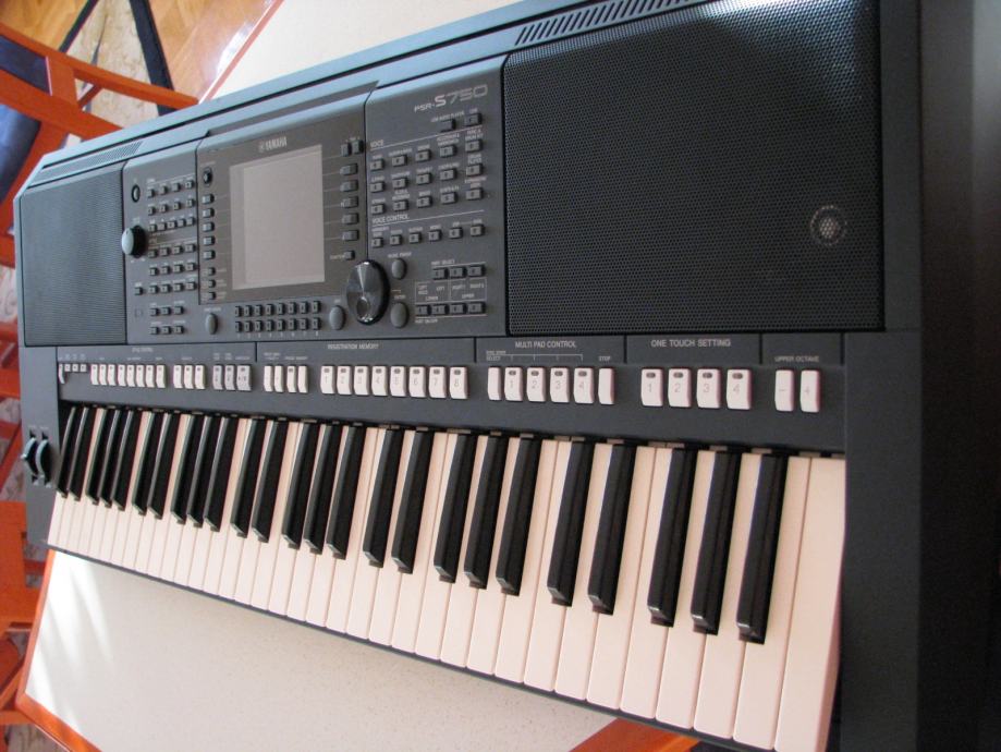 Yamaha PSR S750