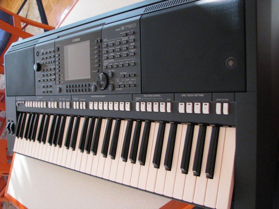 Yamaha PSR S750