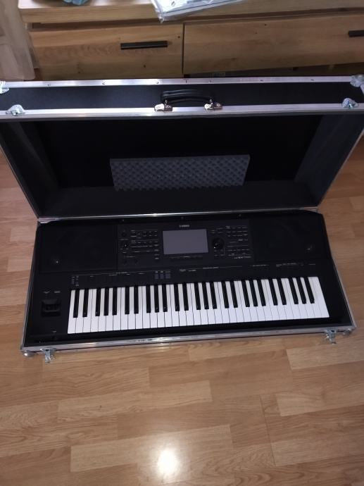 Yamaha psr sx 700 + flight case