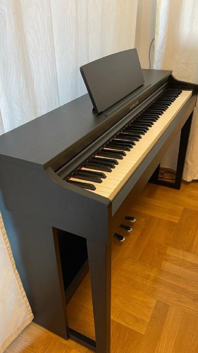 Yamaha Clavinova CLP-525B digitalni pianino