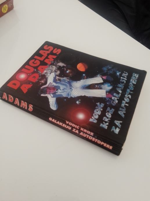 Knjiga Vodič kroz galaksiju za autostopere ( Douglas Adamas)