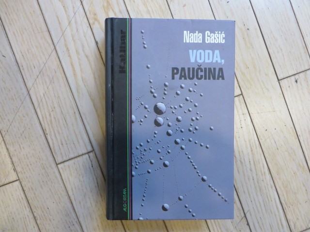 Voda, paučina