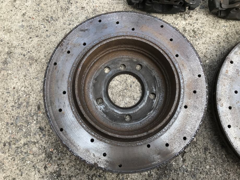 BMW E46 330i straznji diskovi sa kocionim celjustima