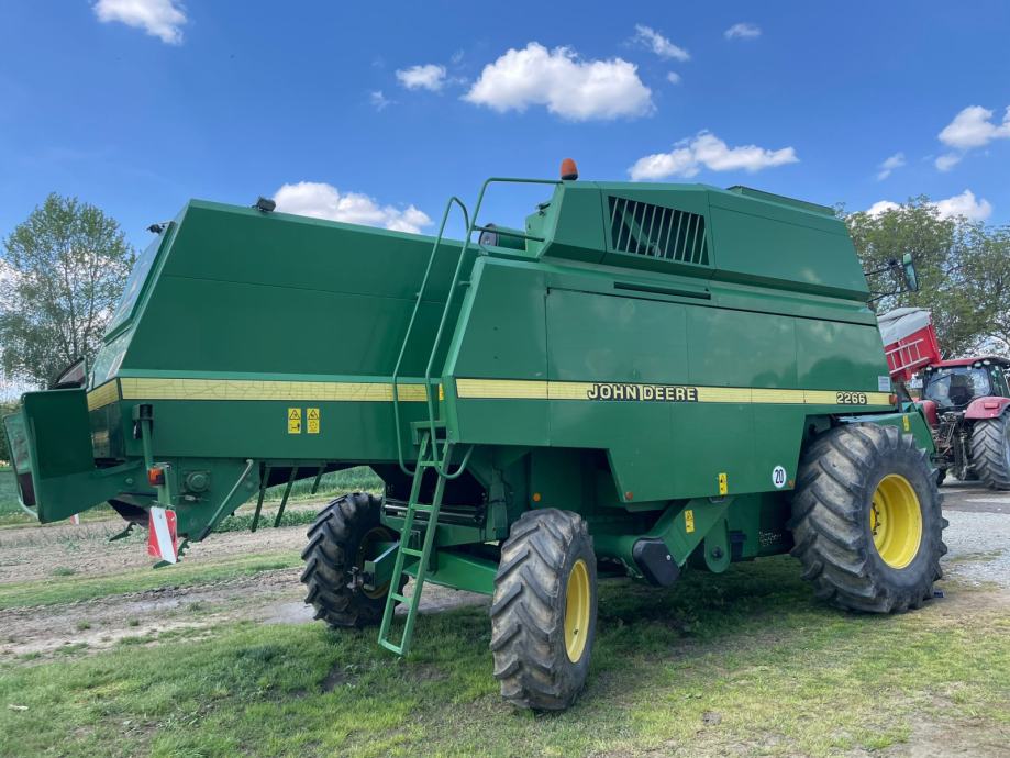 Kombajn John Deere 2266