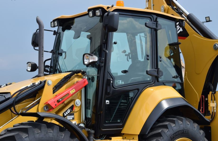 KOMBINIRKA CAT 444F2 2018.