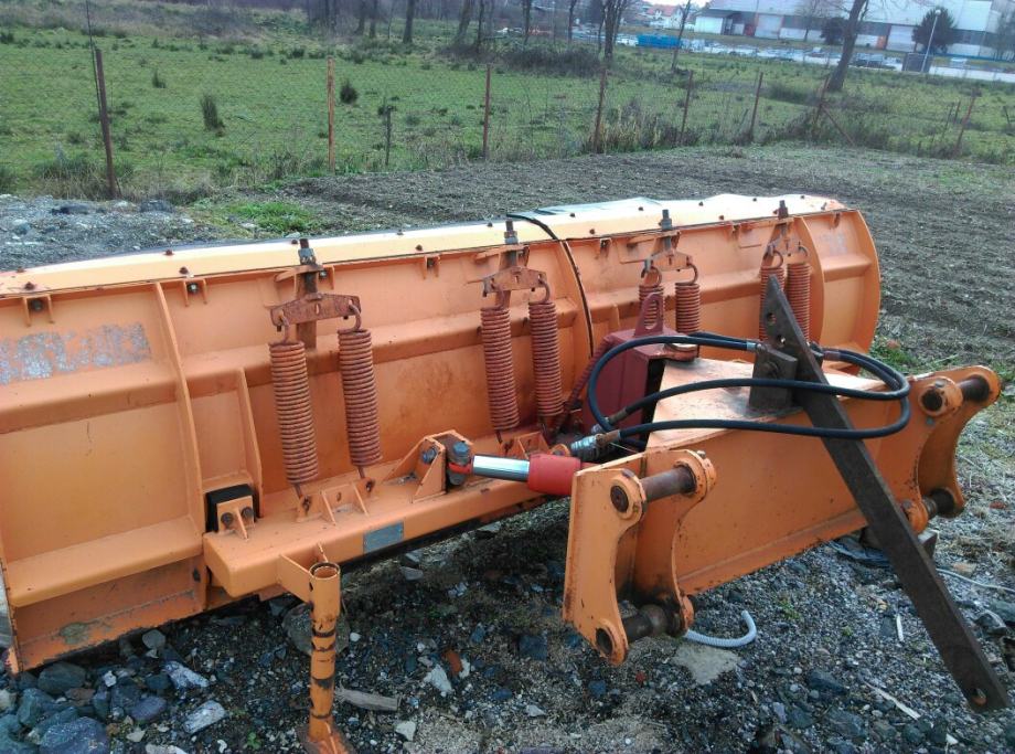 CASE 120 + kranski malčer Rasco + ralica za snijeg