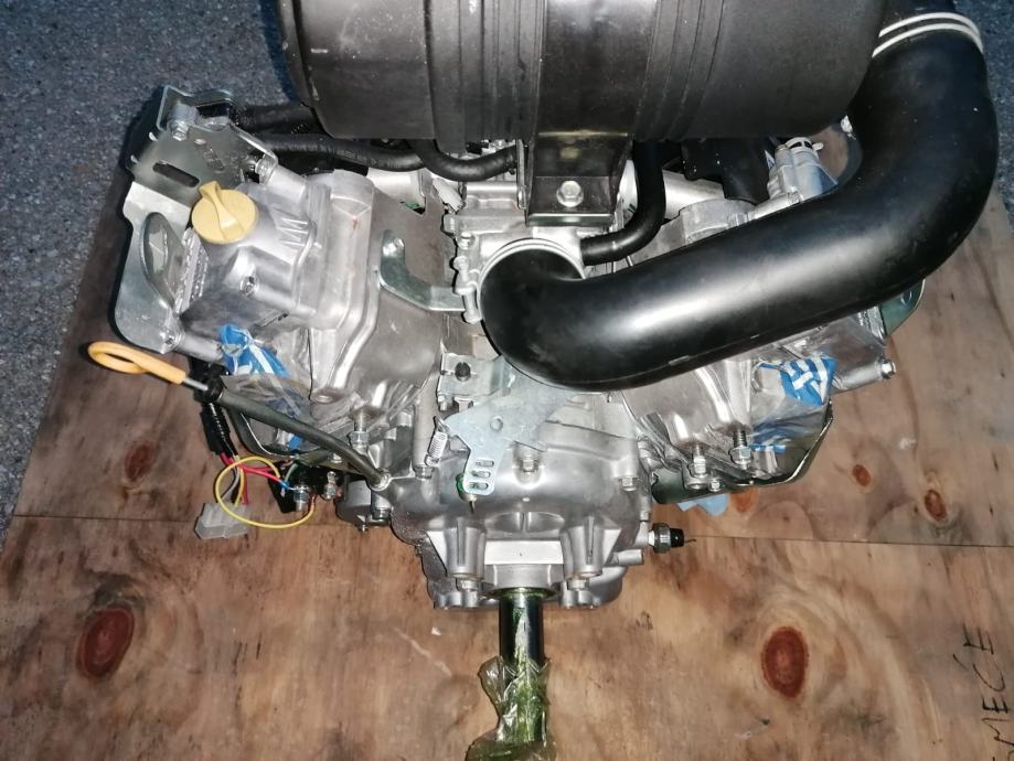 Brigs stratton motor 35 ks NOVO