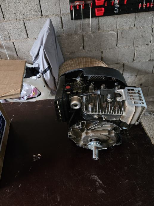 Prodajem motor briggs&stratton 625e