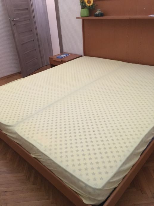 Bračni krevet s noćnim ormarićem i visokim ormarićem