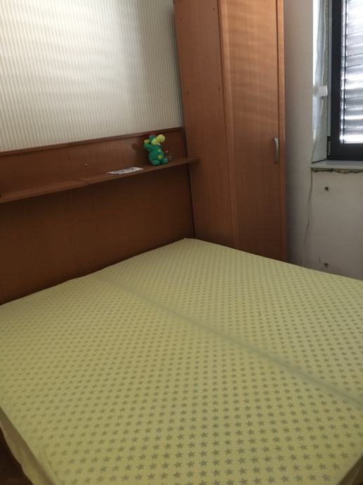 Bračni krevet s noćnim ormarićem i visokim ormarićem