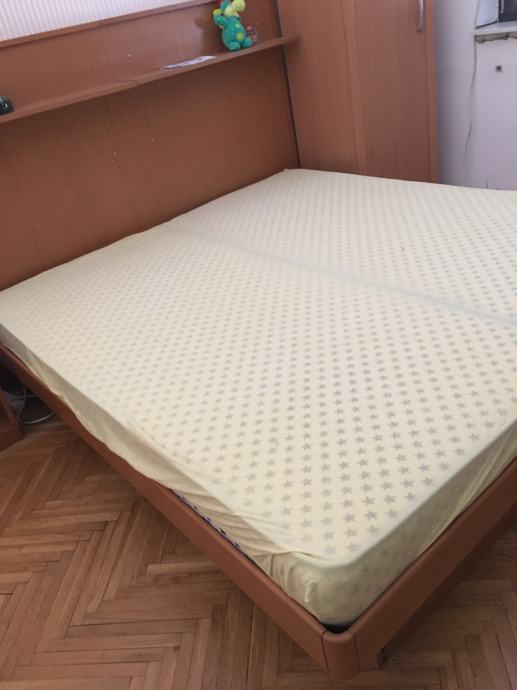 Bračni krevet s noćnim ormarićem i visokim ormarićem