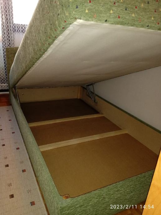 Ležaj sa spremnikom