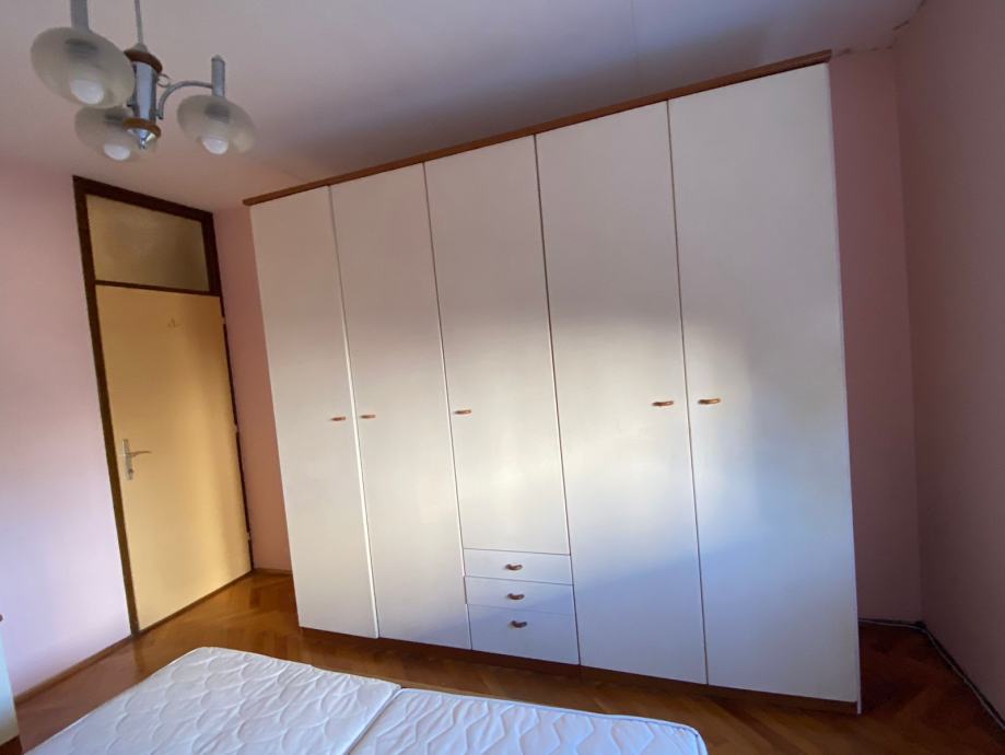 Kompletna spavaća soba s krevetom, ormarom i komodom