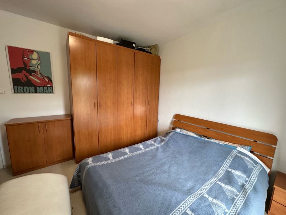 Poklanjam sobu - soba (ormar, krevet, ormarić i noćni ormarić)