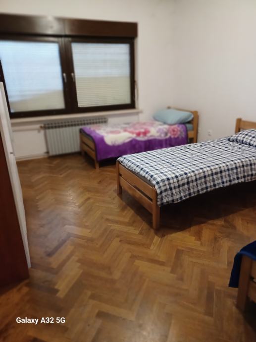 Prodajem drvene krevete 90x200 cm s podnicom po 80 €/kom