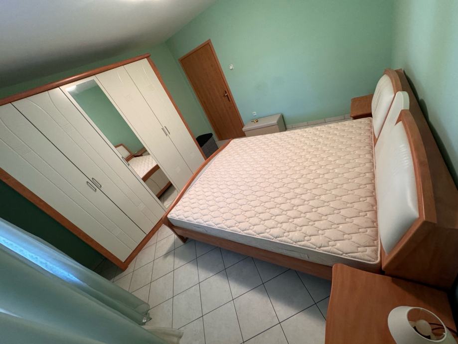 Spavaća soba komplet bračni krevet-peterokrilni ormar-noćni ormarići