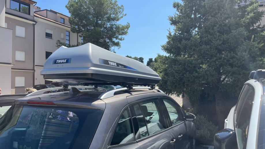 Thule krovna kutija Alpine 700 i krovni nosači Thule SquareBar