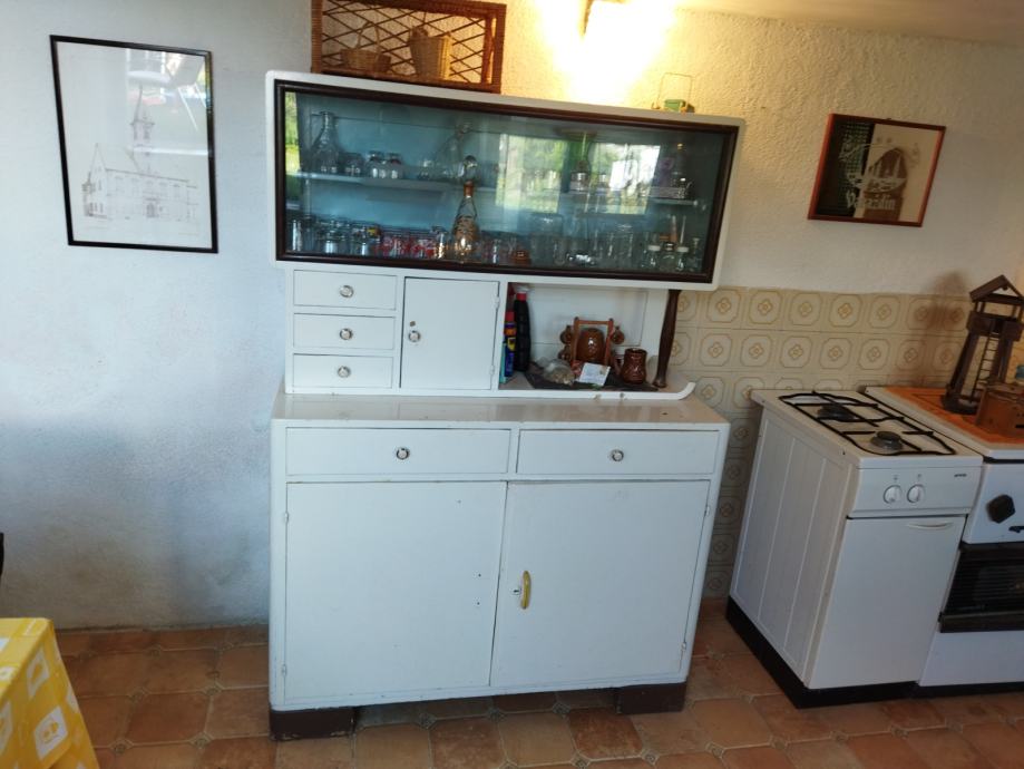 80 godina star kredenc