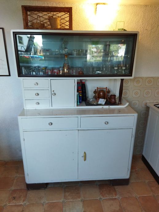 80 godina star kredenc