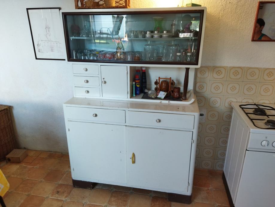 80 godina star kredenc