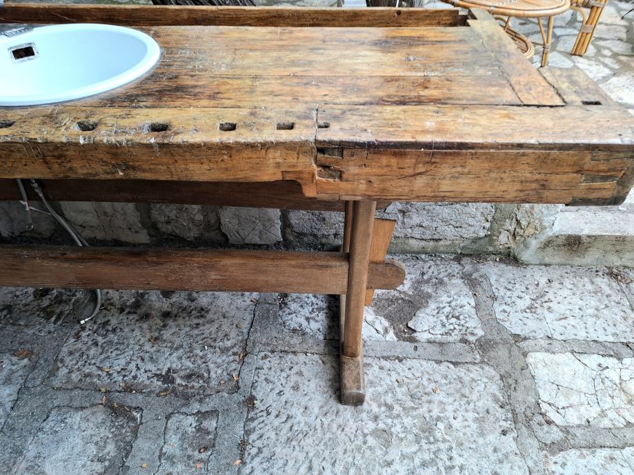 antikni sudoper naprav;jen od stolarske stege