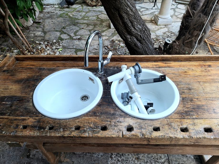 antikni sudoper naprav;jen od stolarske stege