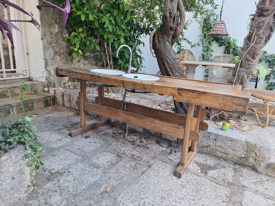 antikni sudoper naprav;jen od stolarske stege