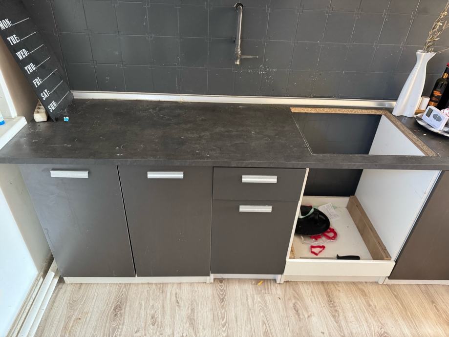 Kuhinjski elementi - antracit boja fronte + radna ploca antracit