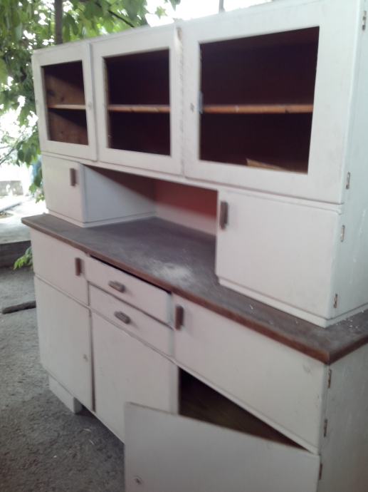 Stari drveni kredenc