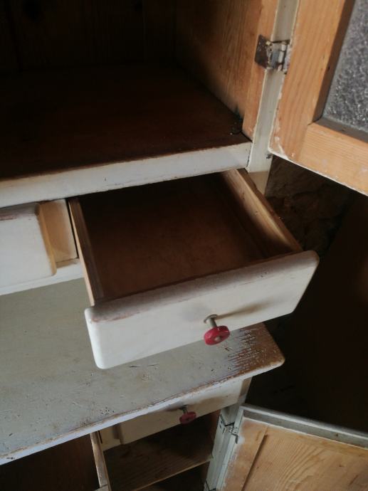 stari kuhinjski ormar - kredenc