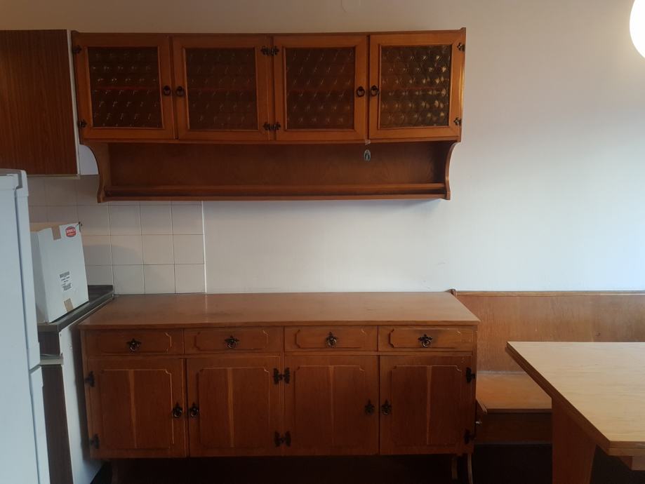 Starinski kuhinjski ormarić