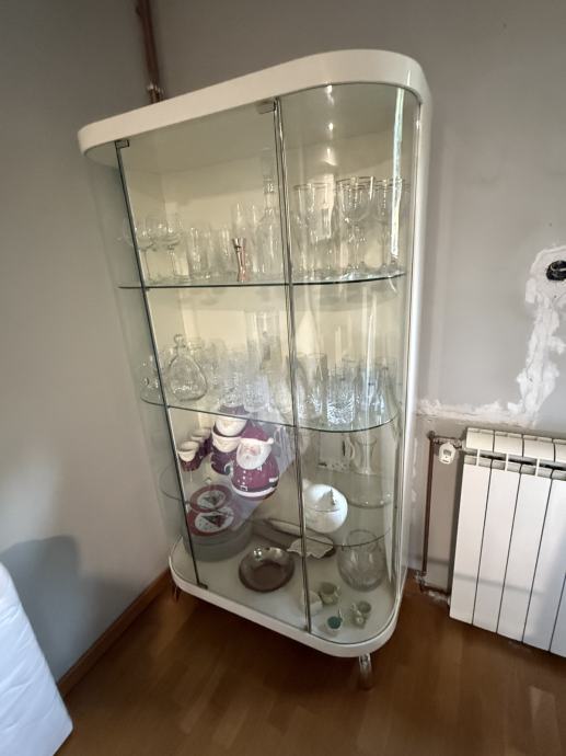 Ormar vitrina za čaše