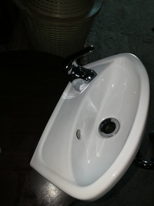 lavabo,mali umivaonik sa pipom i odvodnom cijevi