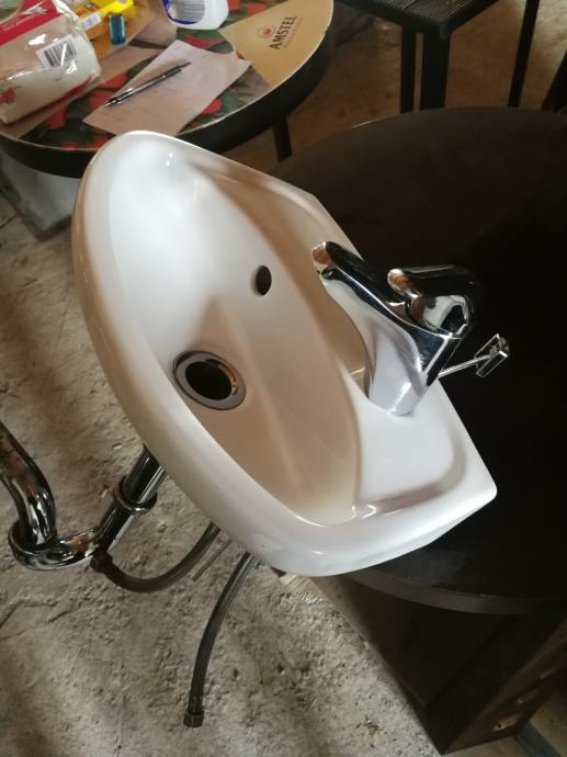 lavabo,mali umivaonik sa pipom i odvodnom cijevi