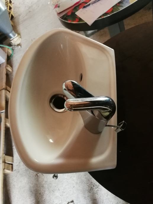 lavabo,mali umivaonik sa pipom i odvodnom cijevi