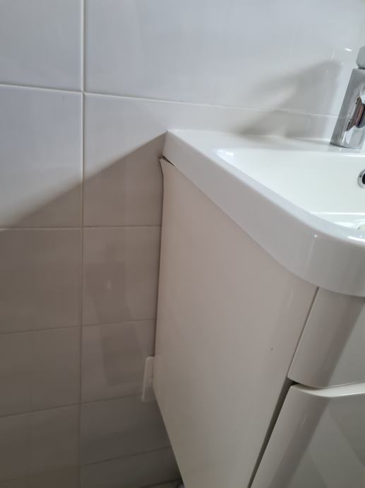 Poklanjam kupaonski ormaric s umivaonikom i stalazu