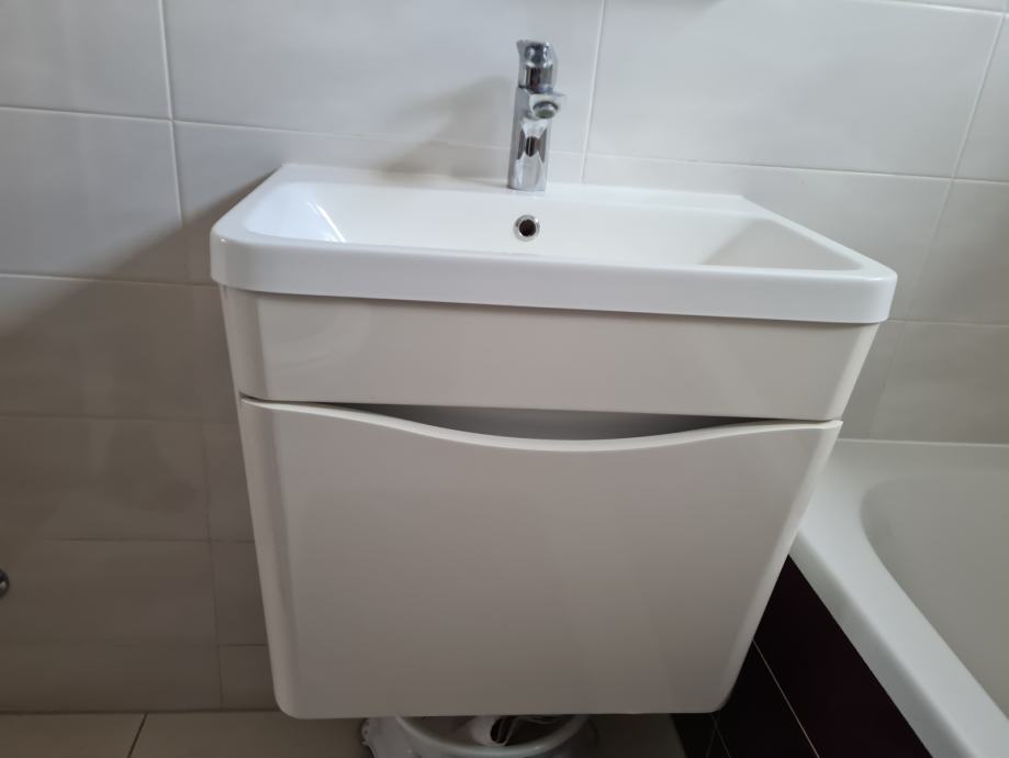 Poklanjam kupaonski ormaric s umivaonikom i stalazu